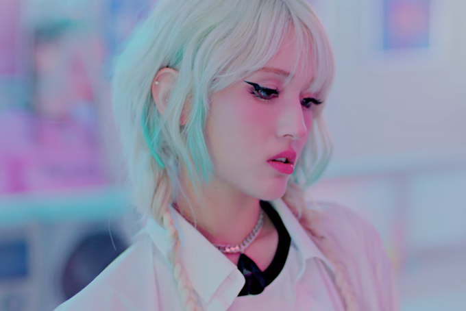 The most eye-catching beauty moments in Jeon Somi’s ‘Fast Forward’ MV