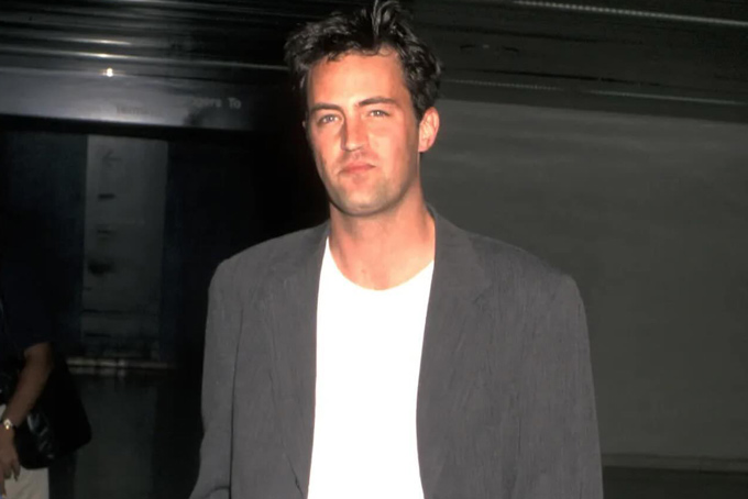 Friends and fans mourn the death of actor Matthew Perry