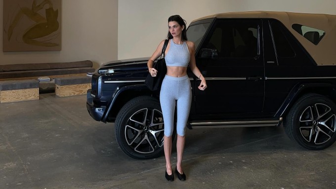 Cropped capris from the aughts are back. Here’s how to style them