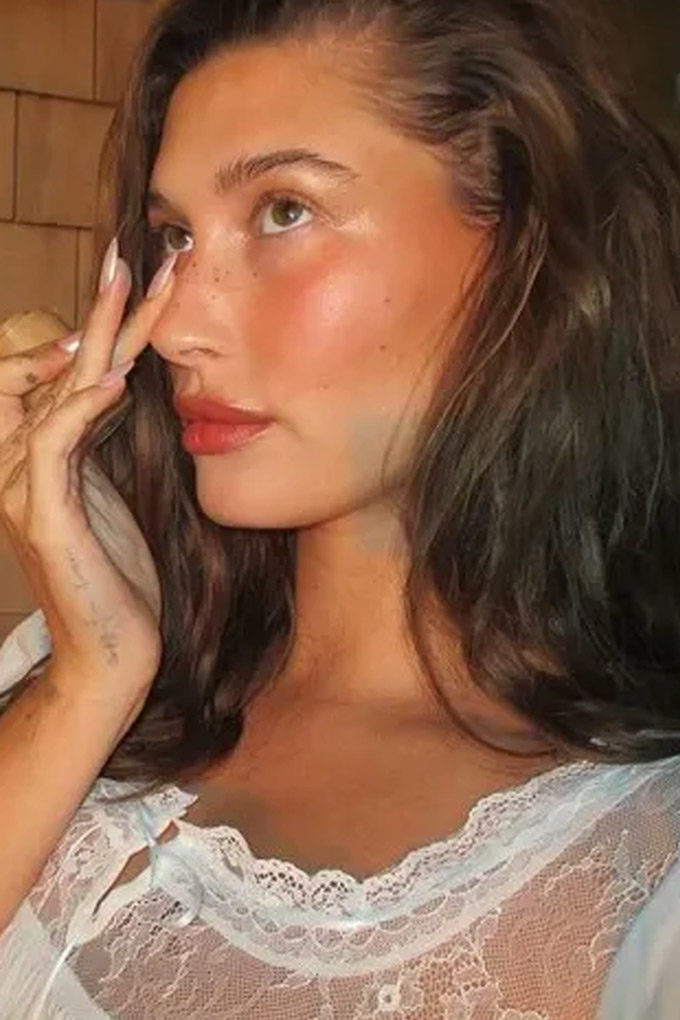 Hailey Bieber loves blonzing—fall’s latest make-up trend