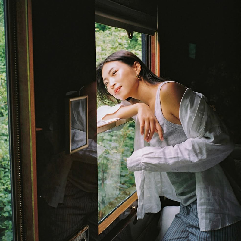 3 stylish jet-setters divulge their in-flight beauty routines