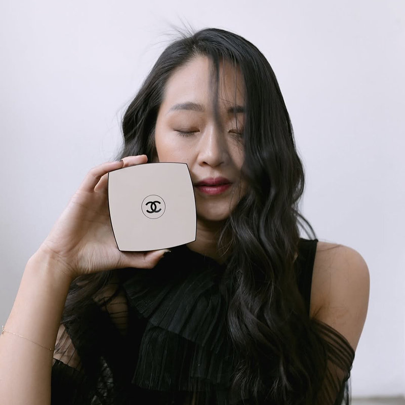 3 stylish jet-setters divulge their in-flight beauty routines